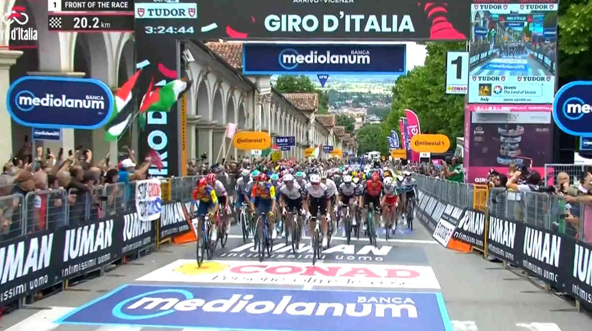 これは春のクラシックか！2025ジロ第13ステージは激坂スプリントでピーダスンが ワウトを退け優勝。その結果とハイライト動画 | Bike News Mag